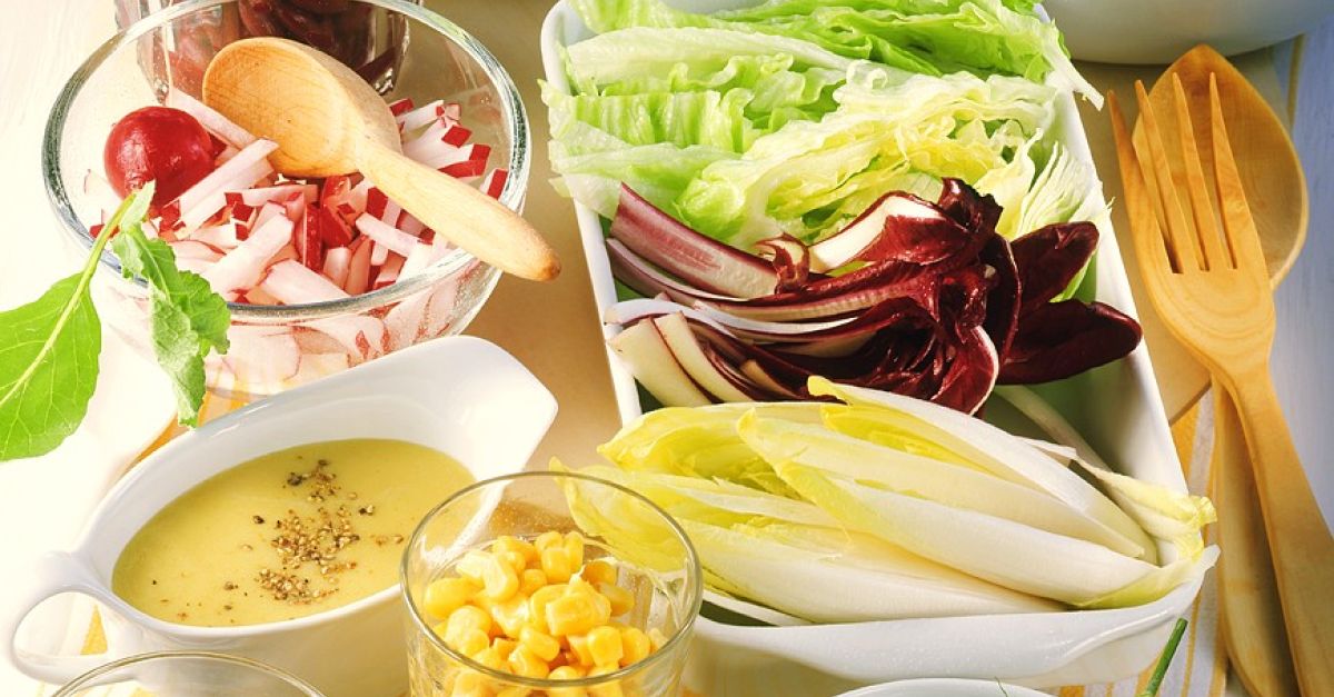 Buntes Salatbuffet mit Saucen Rezept | EAT SMARTER