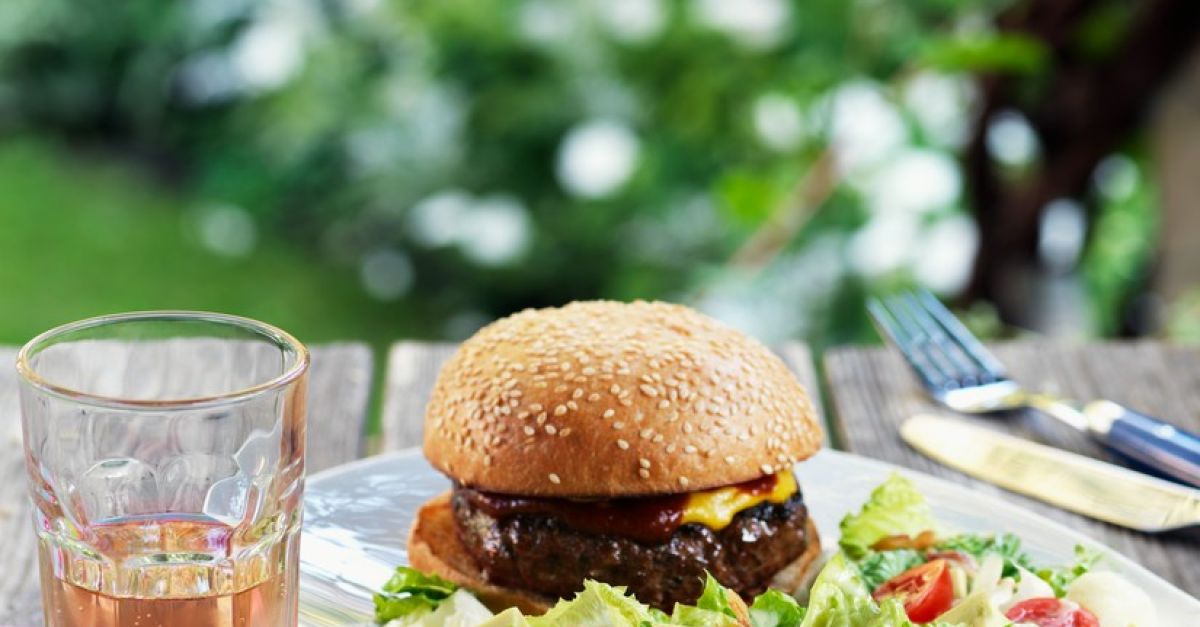 Burger mit buntem Salat Rezept | EAT SMARTER