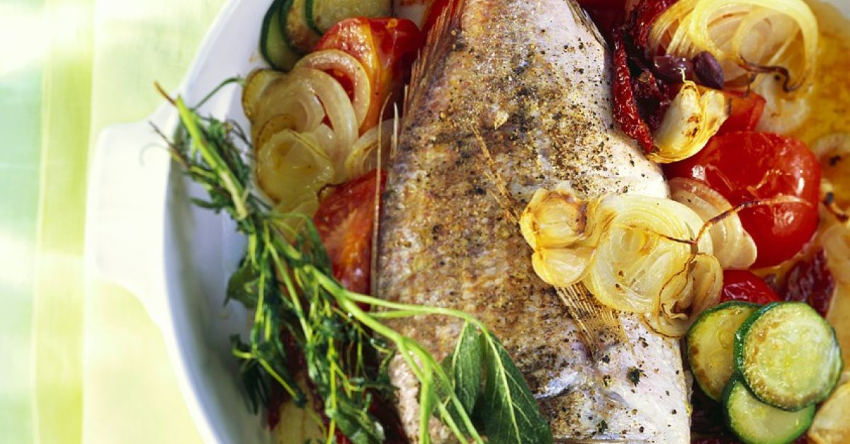 Dorade mit Gemüse Rezept | EAT SMARTER