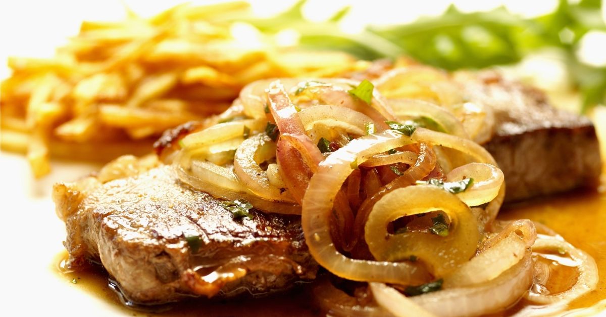 Entrecote mit Zwiebelgemüse Rezept | EAT SMARTER