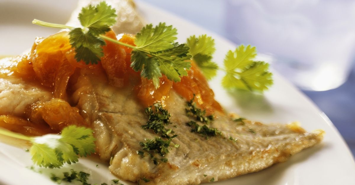 Filetierter Zander mit getrockneten Aprikosen Rezept | EAT SMARTER