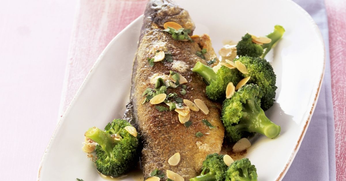 Forelle mit Brokkoligemüse Rezept | EAT SMARTER