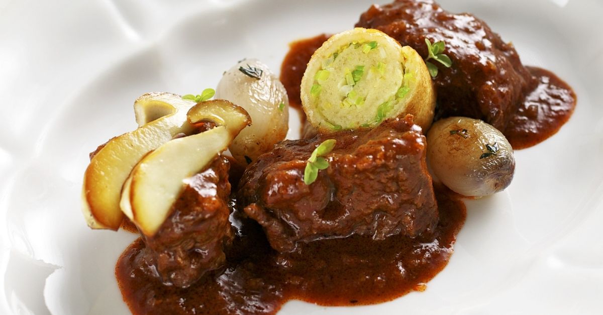 Gamsgulasch mit Lauchrolle und verschiedenen Pilzen Rezept | EAT SMARTER