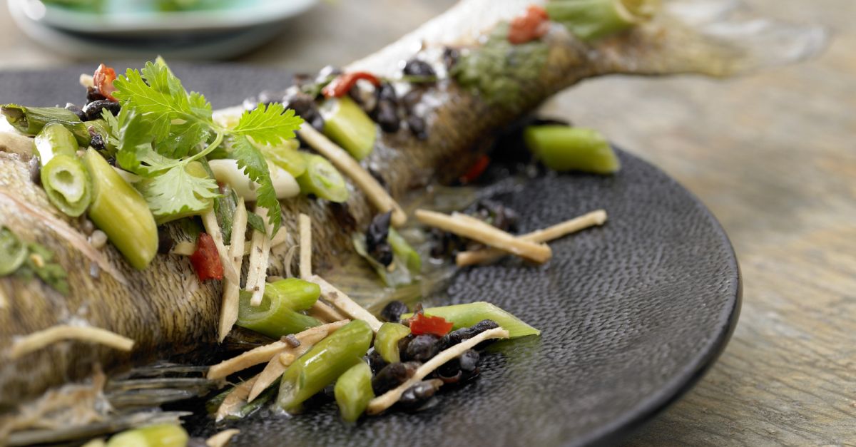 Ganzer gedämpfter Zander Rezept | EAT SMARTER