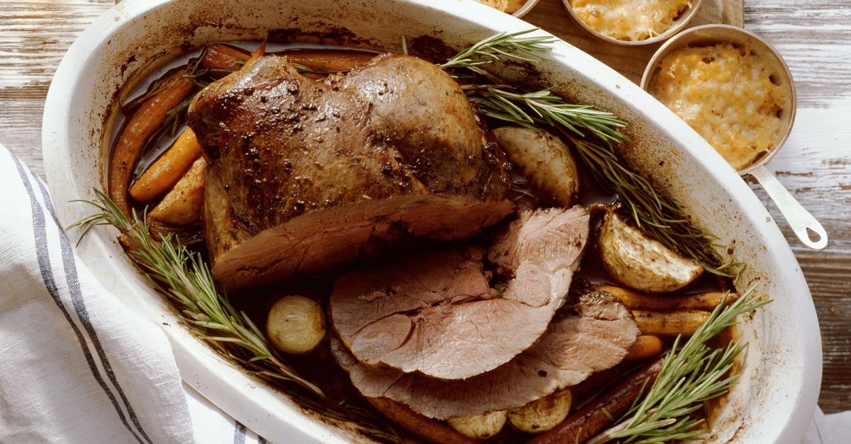 Gebratene Hirschkeule mit Gemüse dazu kleines Kürbisgratin Rezept | EAT ...