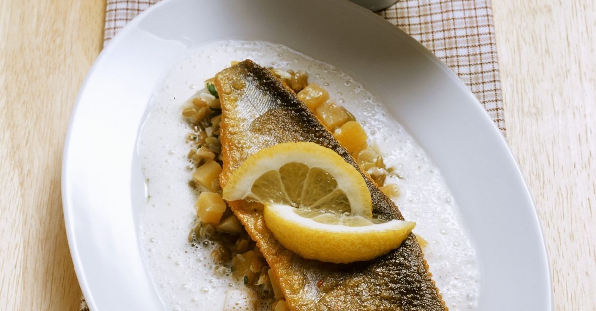 Gebratener Saibling mit Sektsoße und Risotto aus Grünkern Rezept | EAT ...