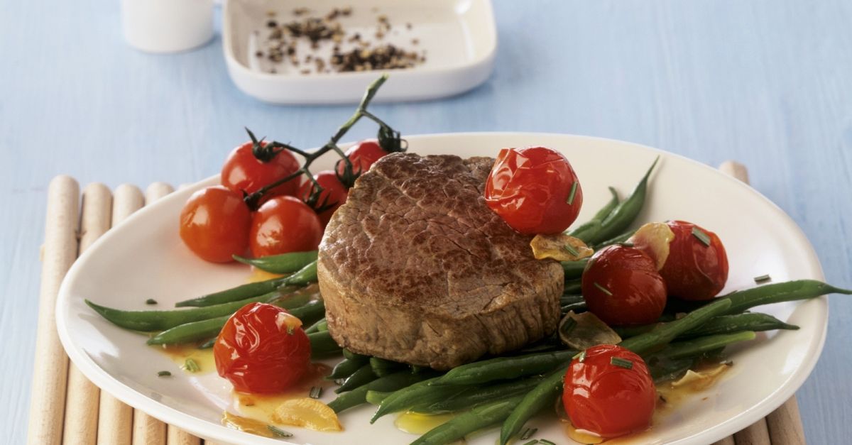 Gebratenes Rinderfilet mit Kirschtomaten und Bohnen Rezept | EAT SMARTER