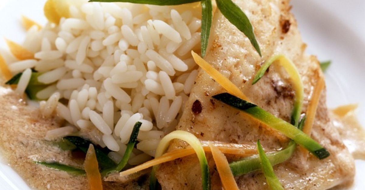 Gebratenes Rotbarschfilet mit Gemüse und Reis Rezept | EAT SMARTER
