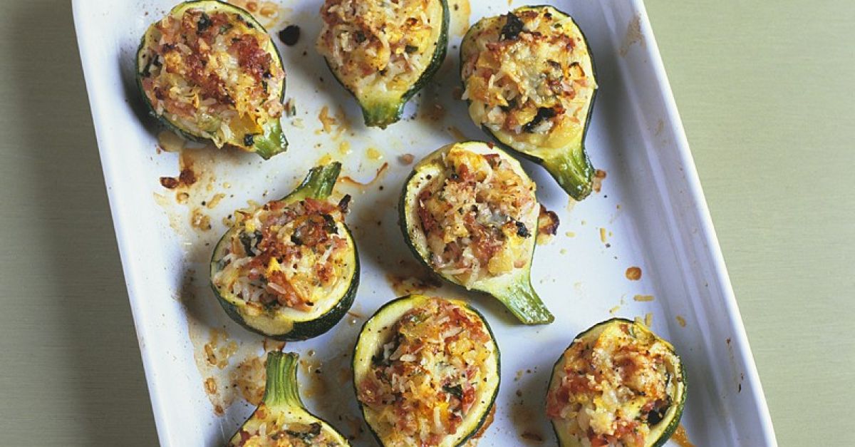 Gefüllte runde Zucchini Rezept | EAT SMARTER