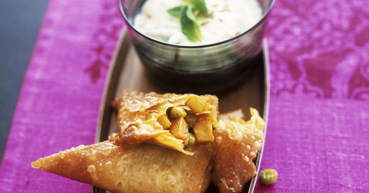 Gemüse-Samosas mit Joghurtdip (Raita) Rezept | EAT SMARTER