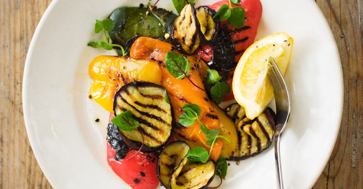 Grillgemüse-Salat: Vegan Rezept | EAT SMARTER