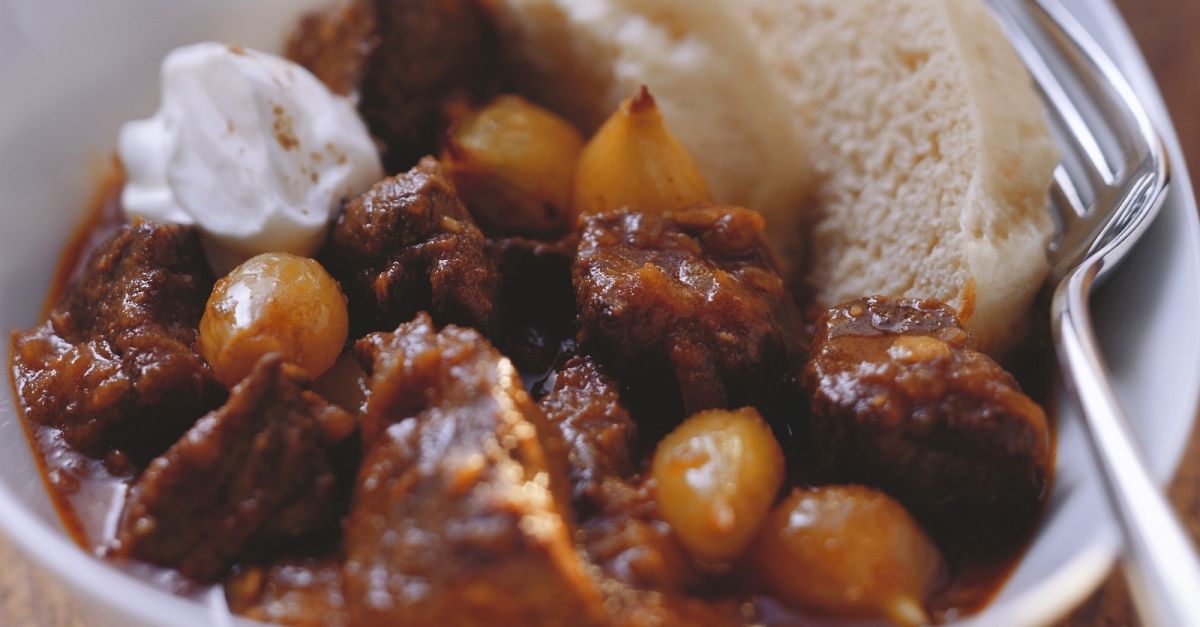 Gulasch mit Silberzwiebeln und Creme frâiche Rezept | EAT SMARTER
