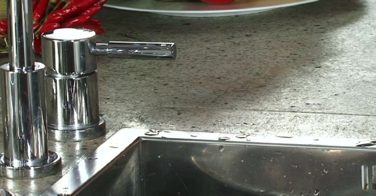 Einen Apfel mit dem Kernausstecher entkernen | EAT SMARTER