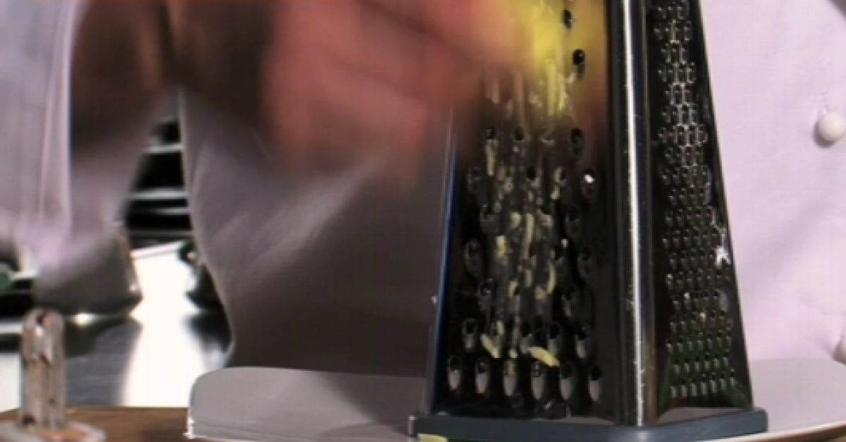 Rohe Kartoffeln raspeln | EAT SMARTER