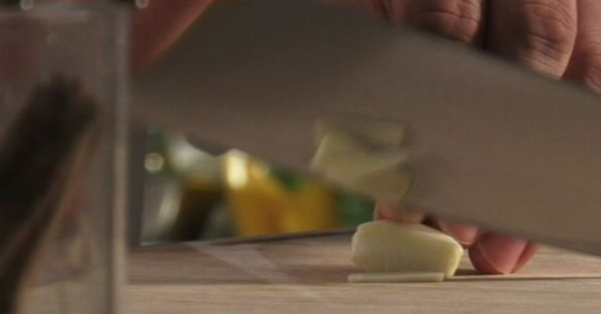 Knoblauch mit dem Messer fein hacken | EAT SMARTER