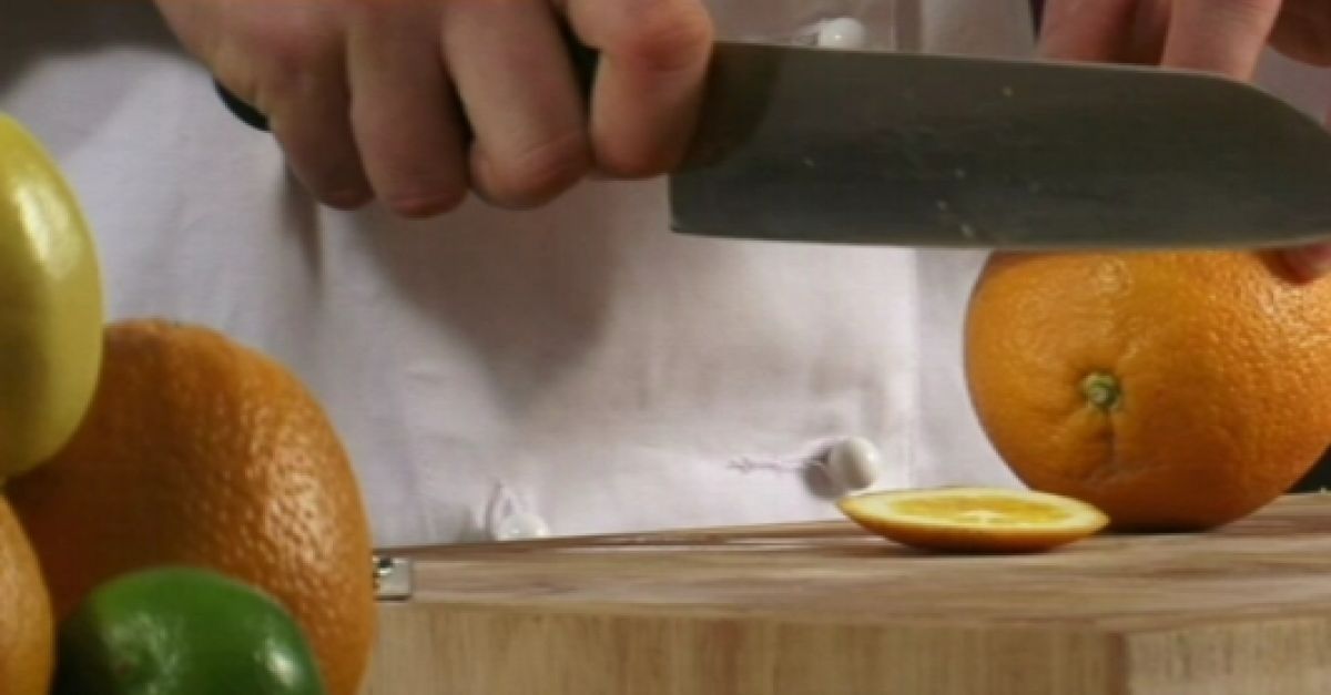 Eine Orange in Fruchtfilets teilen (filetieren) | EAT SMARTER