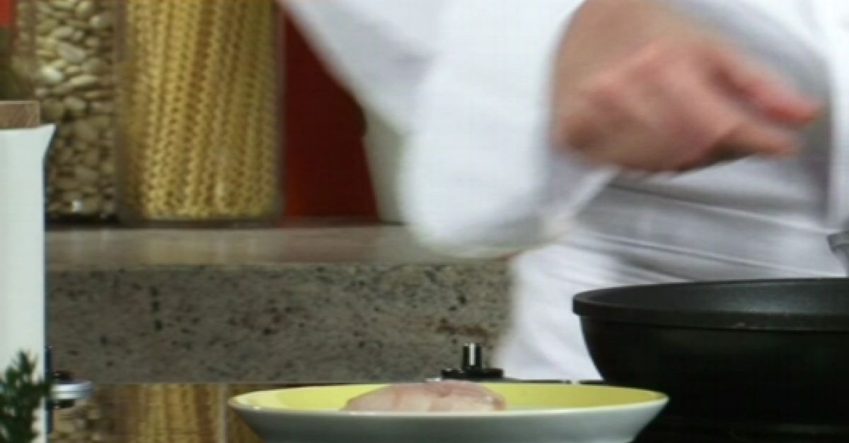 Ein Rotbarbenfilet perfekt braten | EAT SMARTER