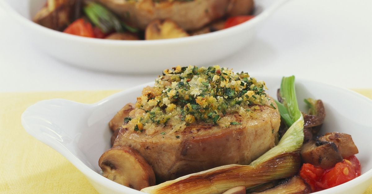 Kalbsfilet mit Kräuterkruste und Gemüse Rezept | EAT SMARTER