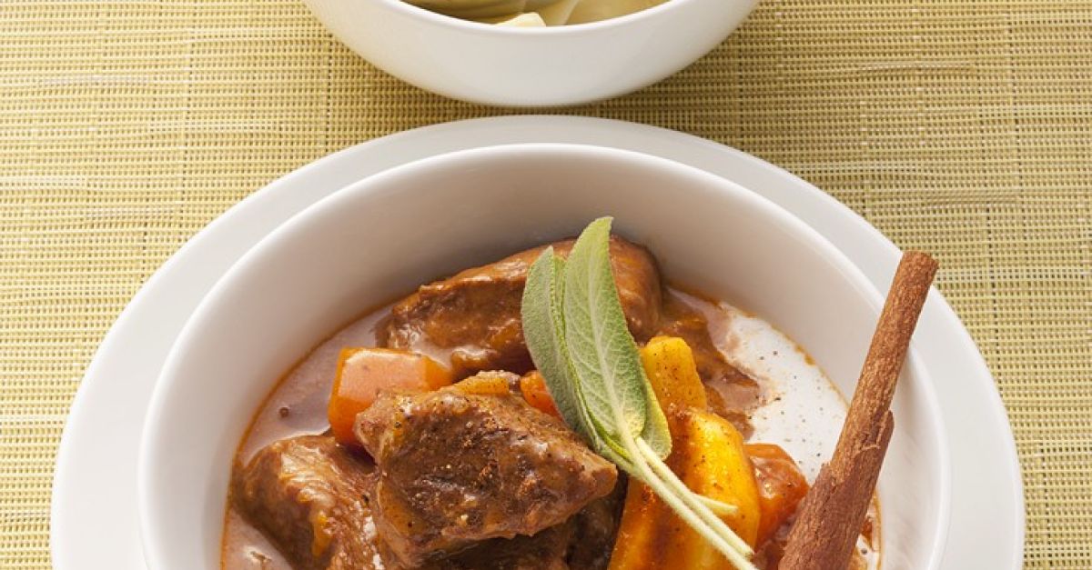 Kalbsgulasch mit Nudeln Rezept | EAT SMARTER