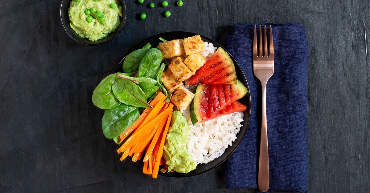 Kamalis-Reis-Bowl mit Tempeh, Erbsenmus und Wassermelone Rezept | EAT ...