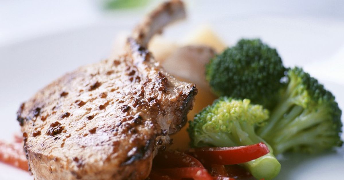 Kotelett mit Gemüse Rezept | EAT SMARTER