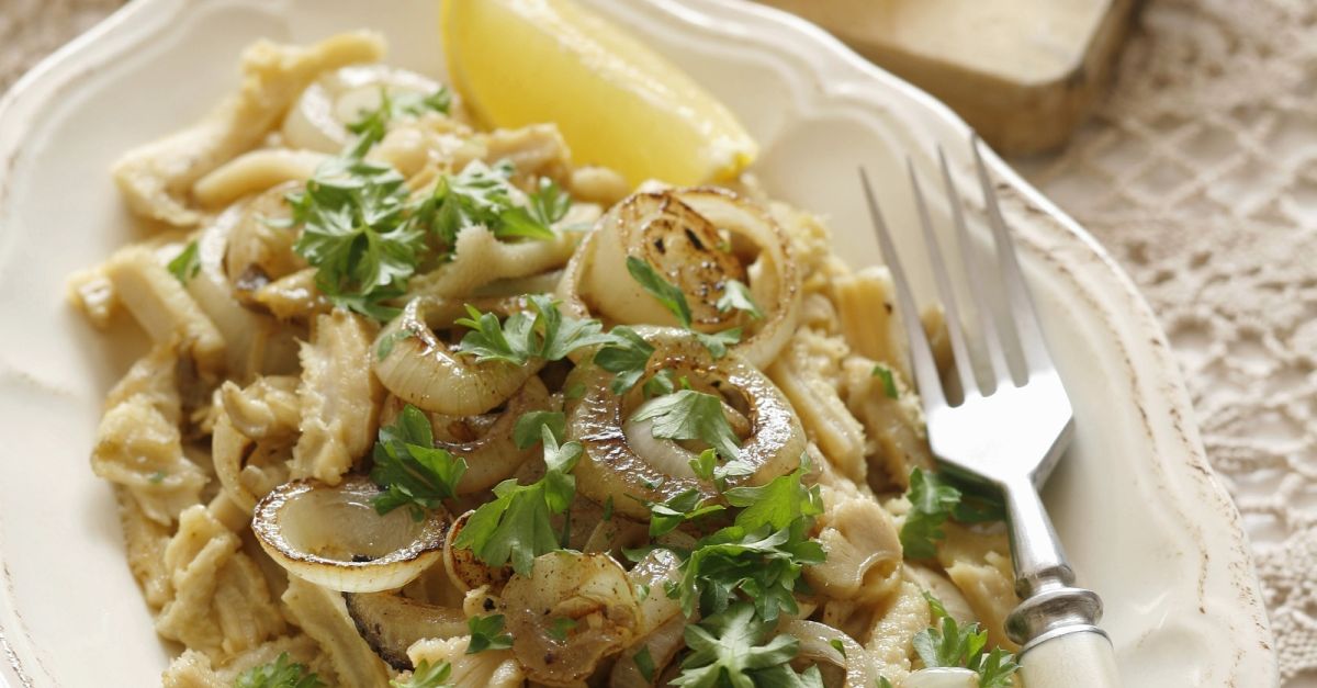 Kutteln mit Zwiebelgemüse Rezept | EAT SMARTER