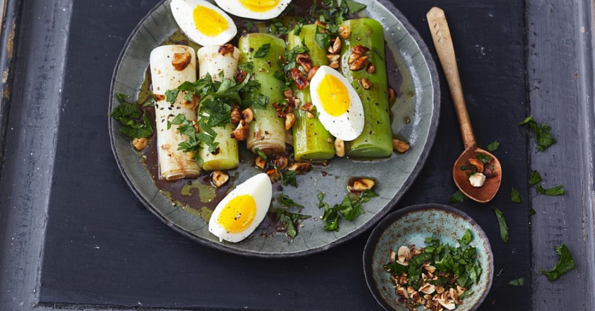 Lauch mit hartgekochten Eiern und Vinaigrette Rezept | EAT SMARTER