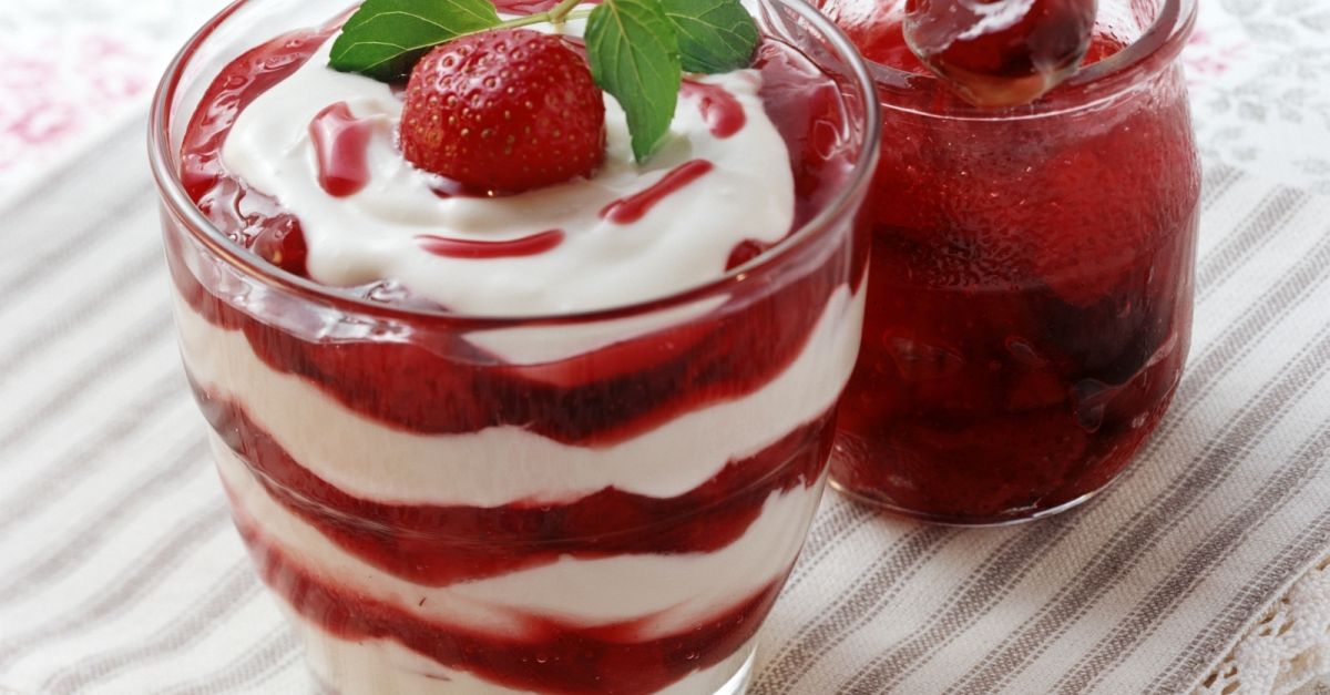 Leuchtturm-Becher (Quark-Marmeladen-Dessert) Rezept | EAT SMARTER