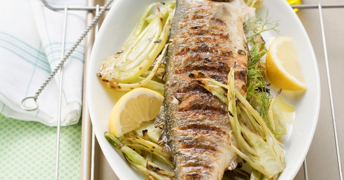 Loup de mer auf südfranzösische Art zubereitet Rezept | EAT SMARTER