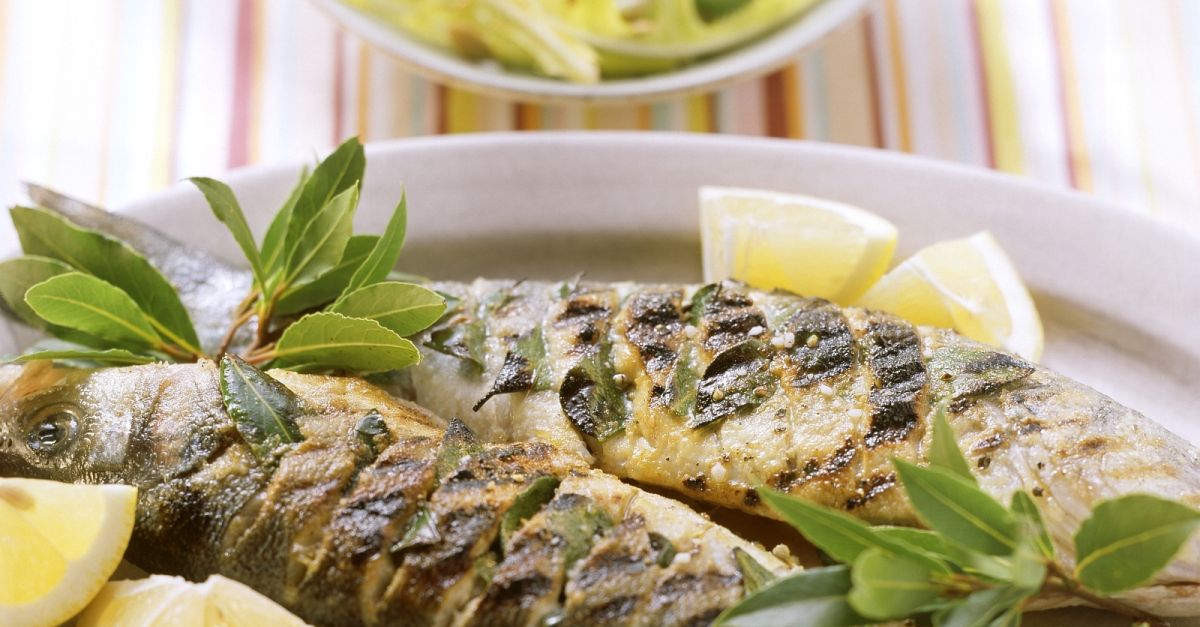 Loup de mer vom Grill Rezept | EAT SMARTER