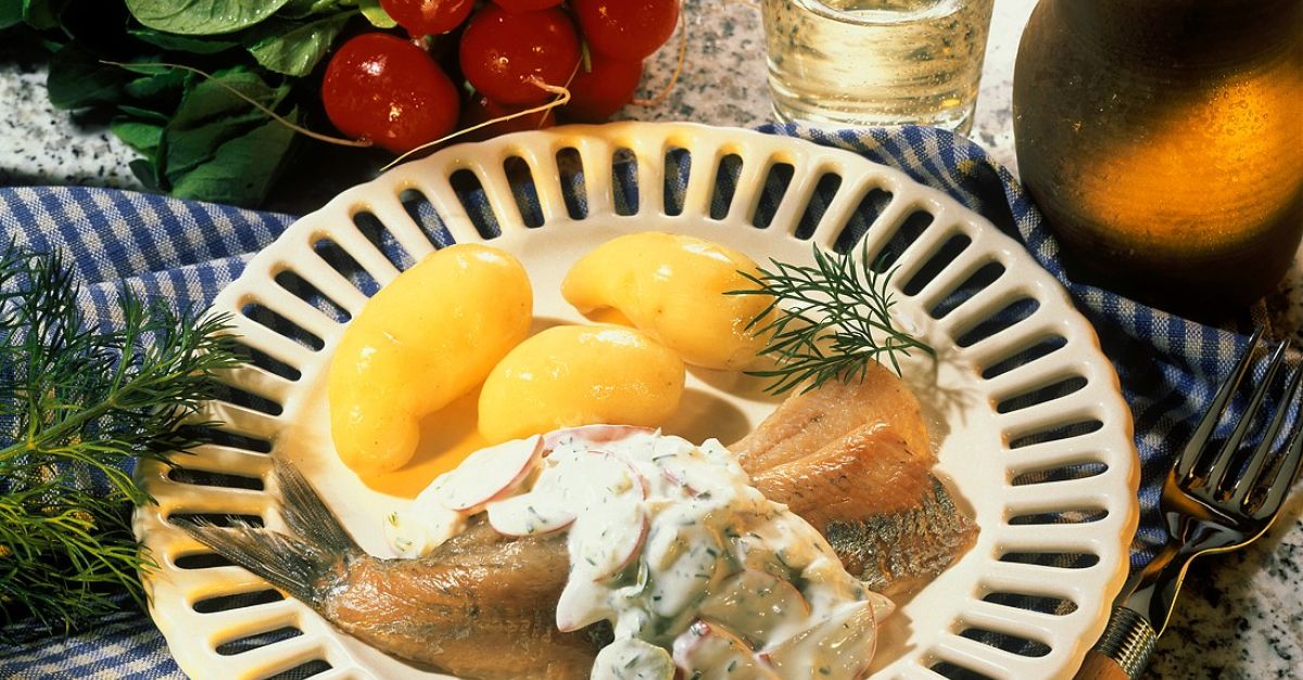 Matjes mit Joghurtsauce und Kartoffeln Rezept | EAT SMARTER