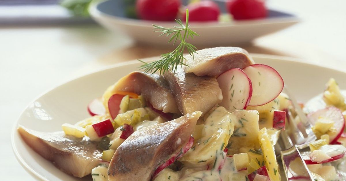 Matjes mit Kartoffelsalat Rezept | EAT SMARTER