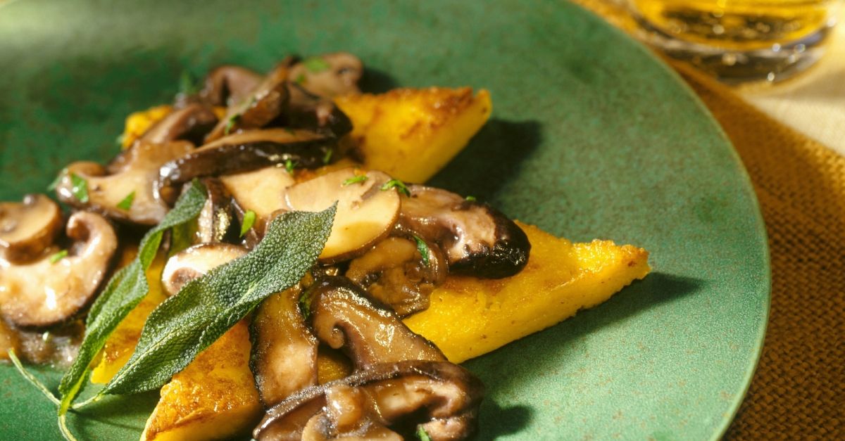 Polentaschnitten mit Pilzen und Salbei Rezept | EAT SMARTER