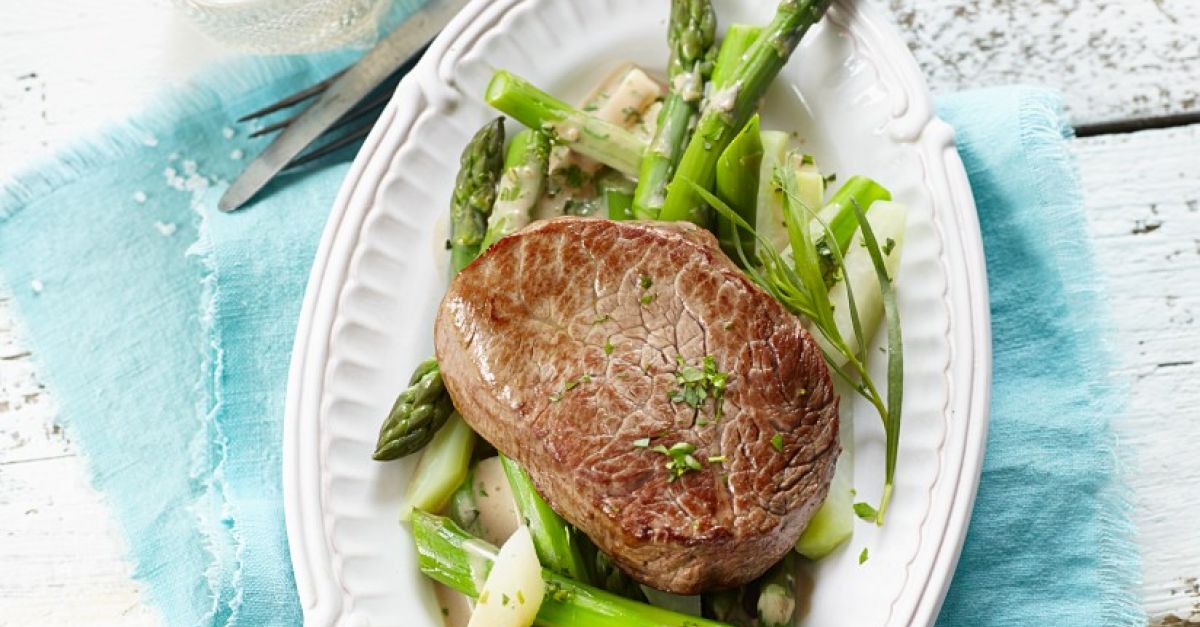 Rinderfilet auf Spargel-Kohlrabi-Gemüse Rezept | EAT SMARTER