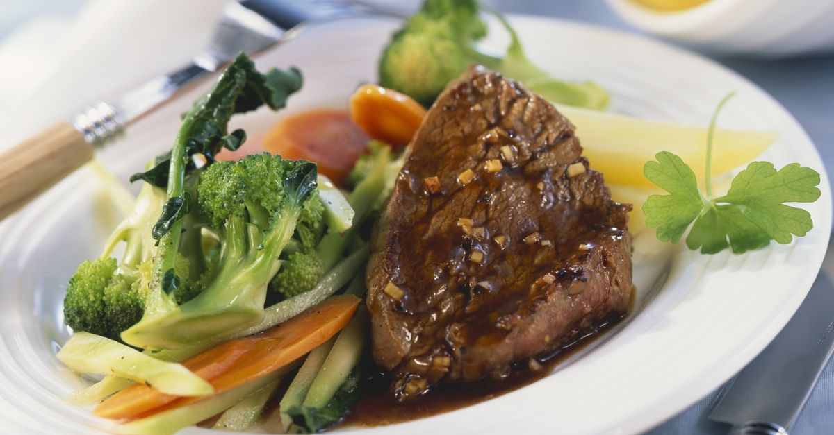 Rinderfilet mit Brokkoli und Karotten Rezept | EAT SMARTER