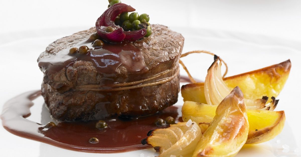 Rinderlende in Pfeffer-Rotwein-Soße Rezept | EAT SMARTER