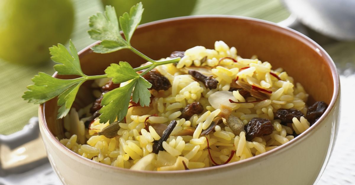 Safranreis mit Mandeln und Sultaninen Rezept | EAT SMARTER