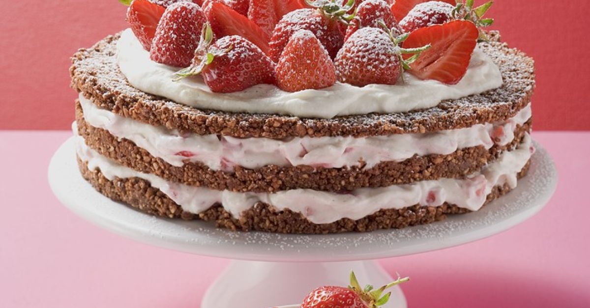 Sahnetorte mit Erdbeeren Rezept | EAT SMARTER