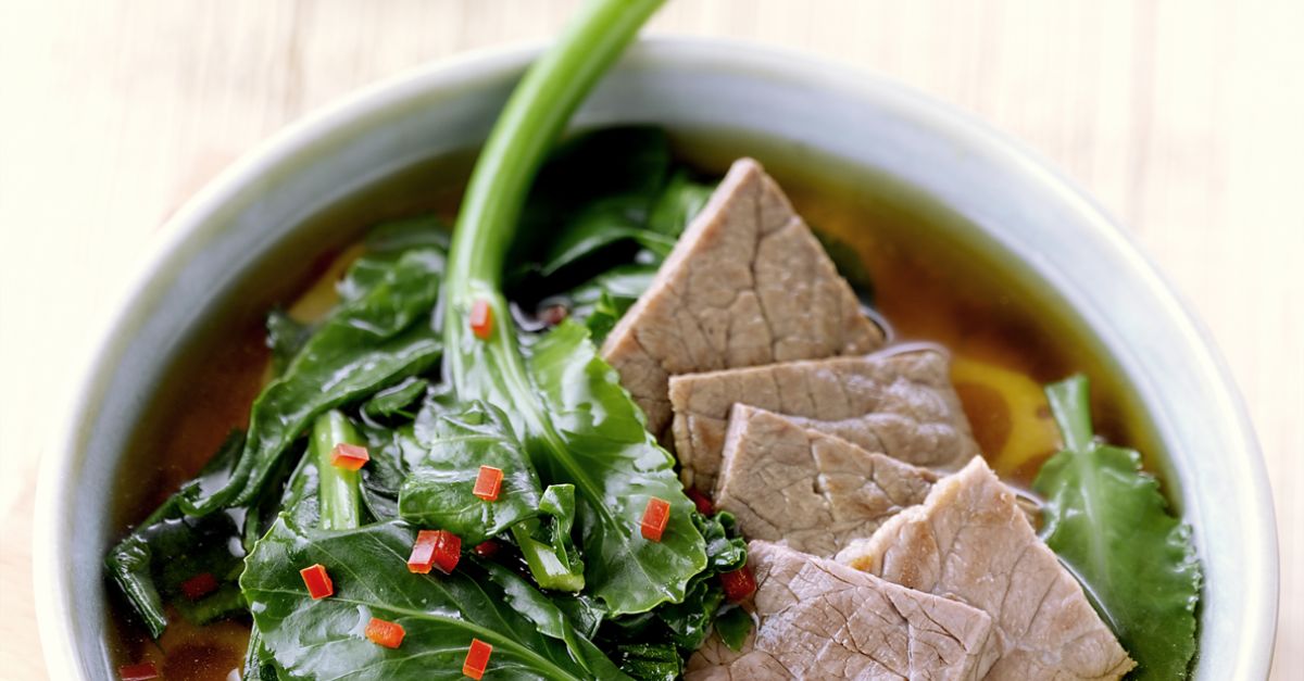 Scharfe asiatische Rindfleischsuppe Rezept | EAT SMARTER