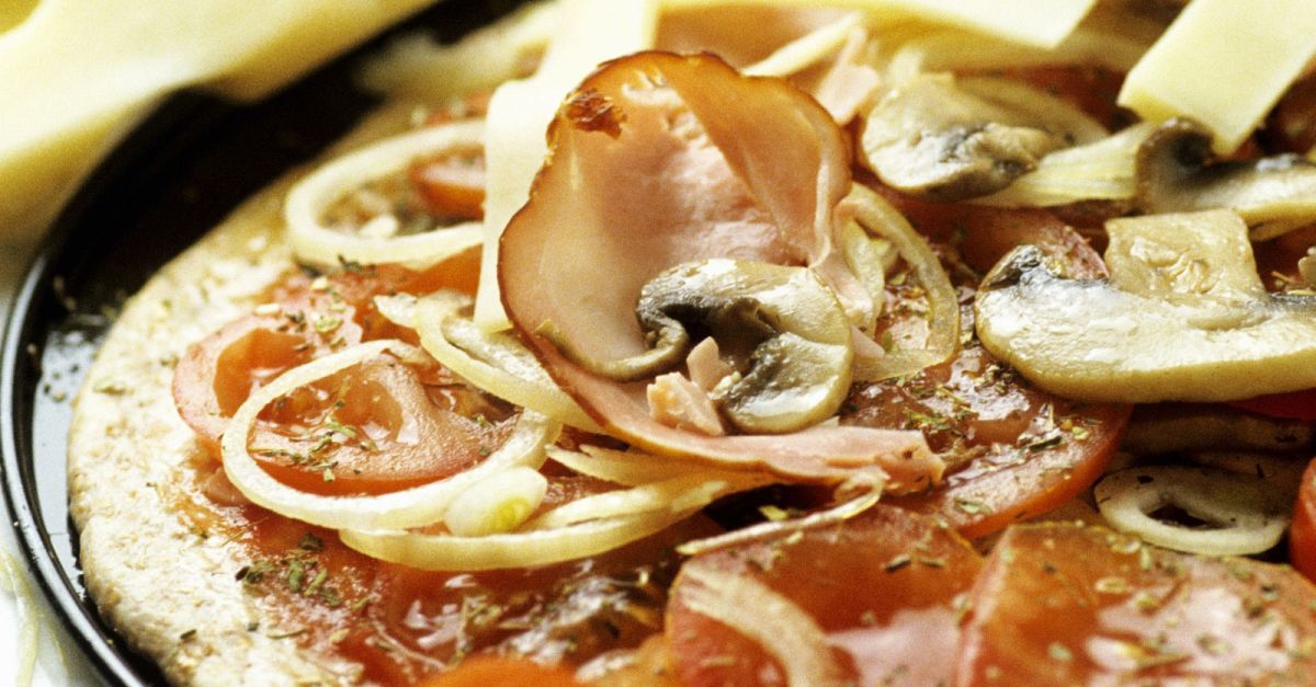 Schinken-Pizza mit Champignons und Zwiebeln Rezept | EAT SMARTER