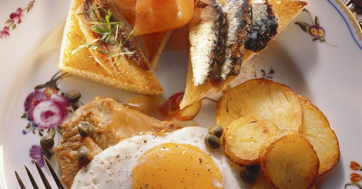 Schnitzel auf Holsteiner Art Rezept | EAT SMARTER