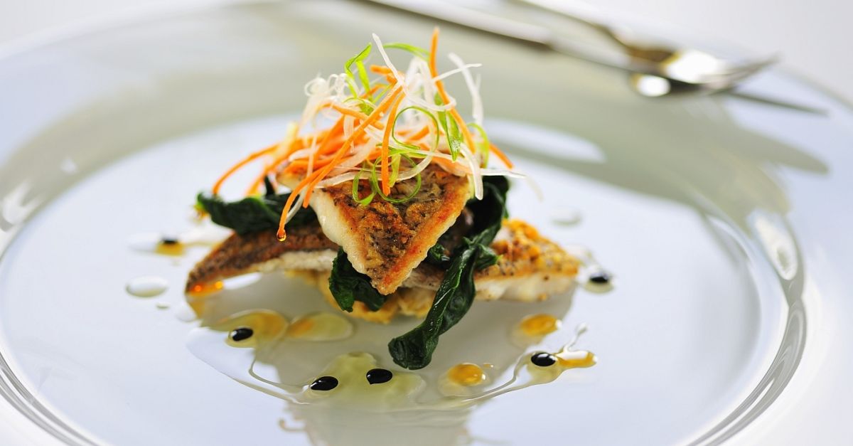 Seebarschfilet mit Gemüse Rezept | EAT SMARTER