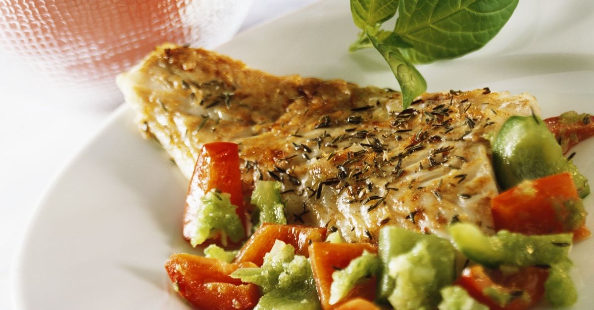Seehecht mit Paprikagemüse Rezept | EAT SMARTER