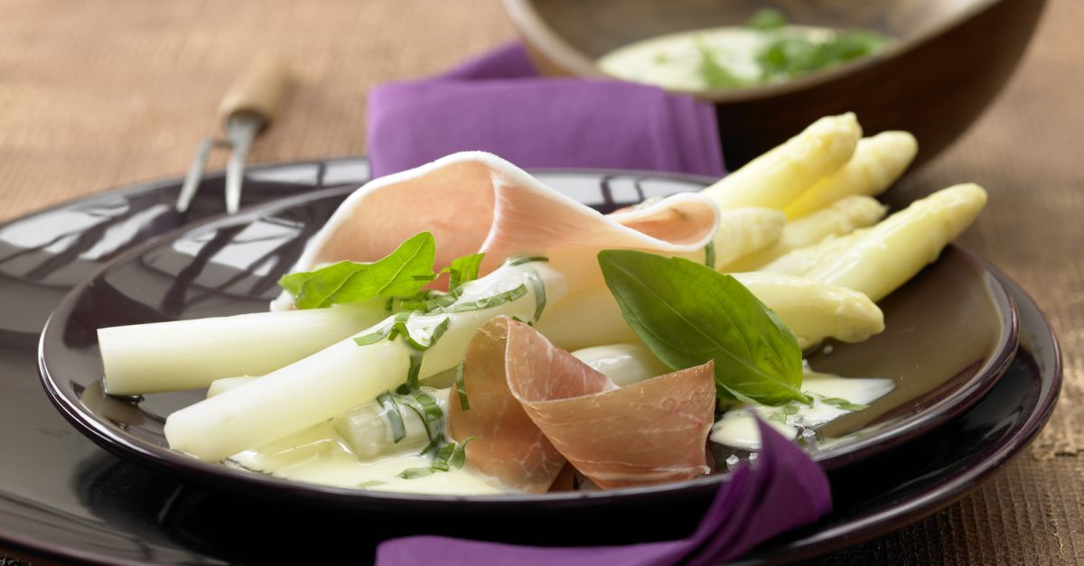 Spargel mit leichter Parmesan-Basilikum-Hollandaise Rezept | EAT SMARTER