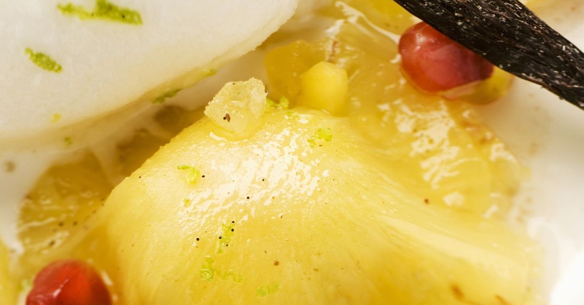 Süße Ravioli mit Ananas dazu Vanilleeis Rezept | EAT SMARTER