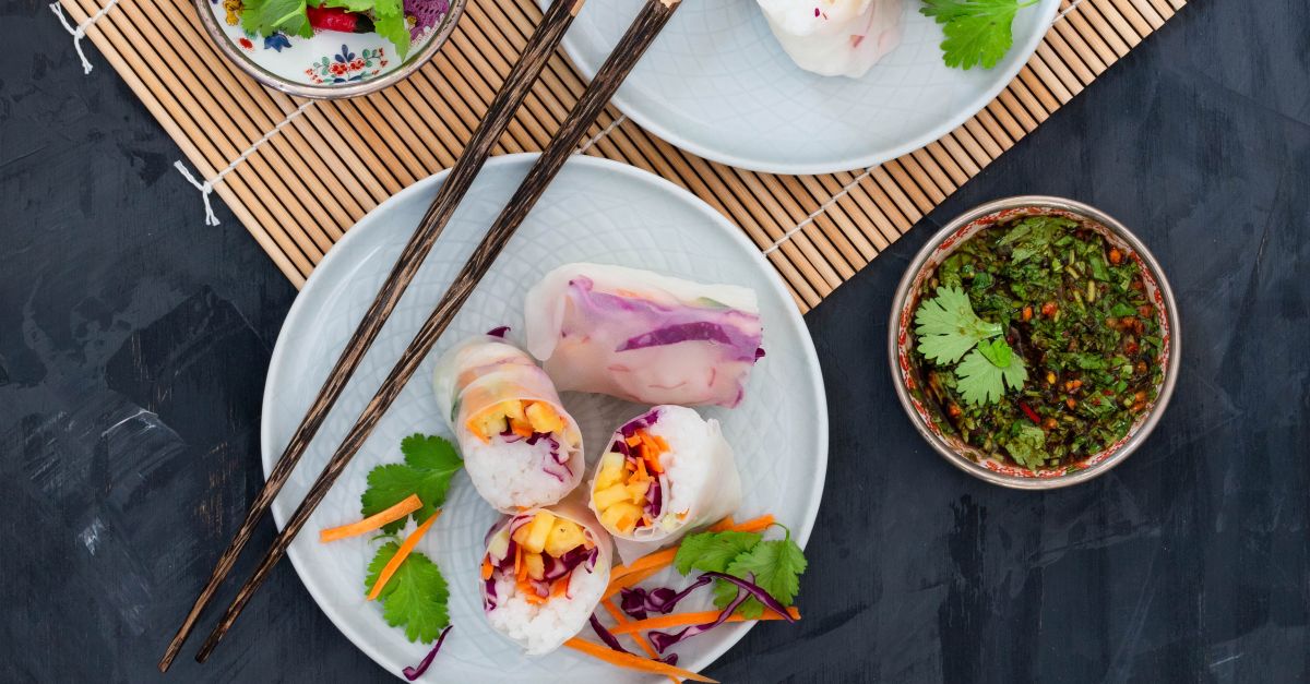 Sushi-Sommerrollen mit Gemüse-Ananas-Füllung und Koriander-Dip Rezept ...