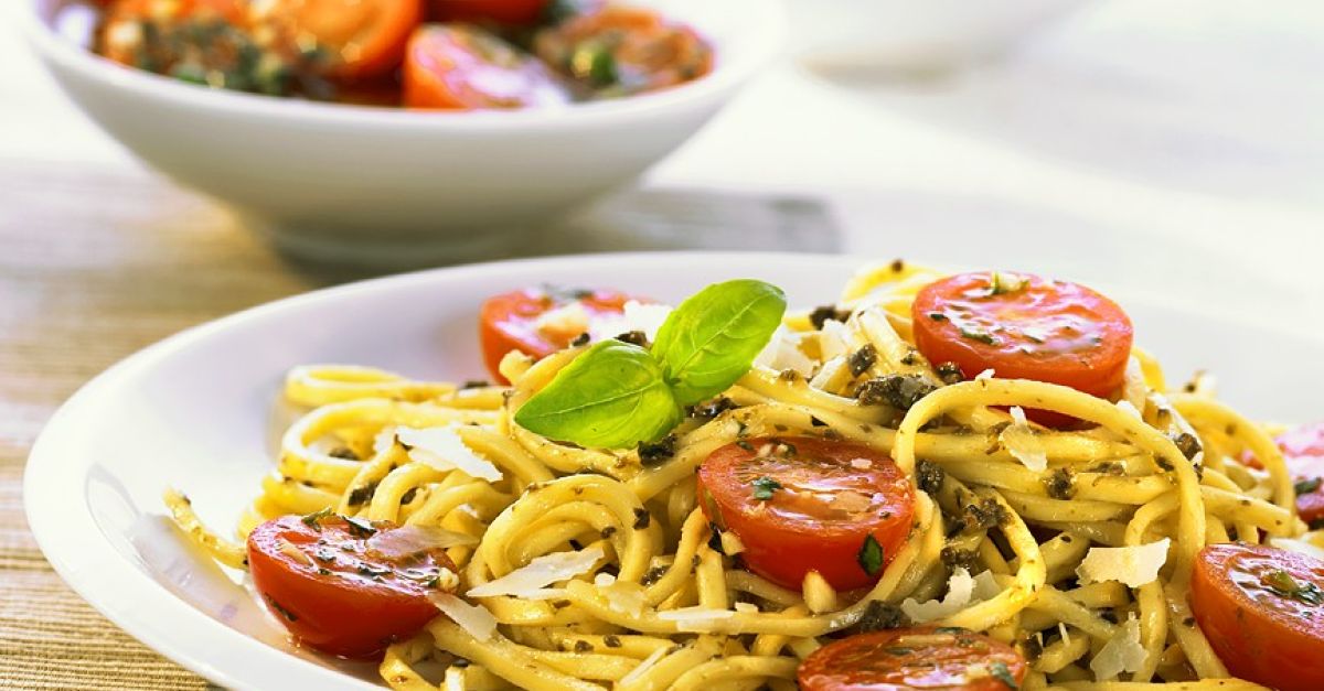 Tagliolini mit Tomaten und Pesto Rezept | EAT SMARTER