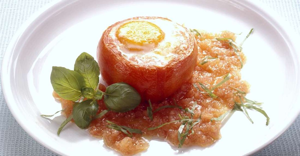 Tomate mit Ei gebacken Rezept | EAT SMARTER