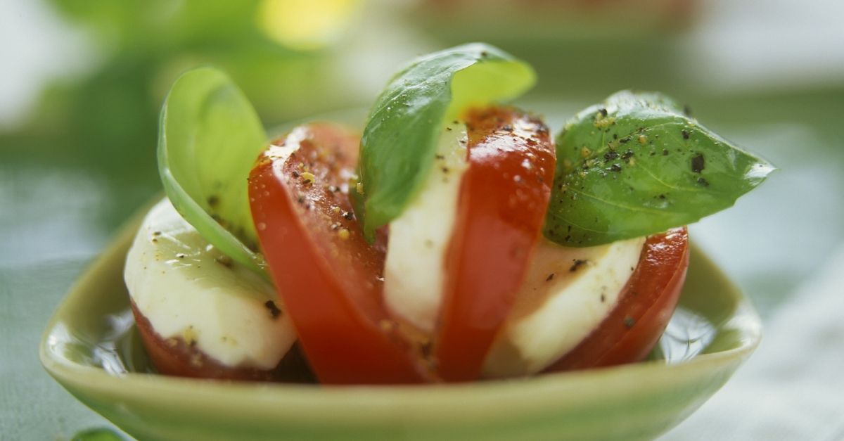 Tomaten-Mozzarella-Salat Rezept | EAT SMARTER