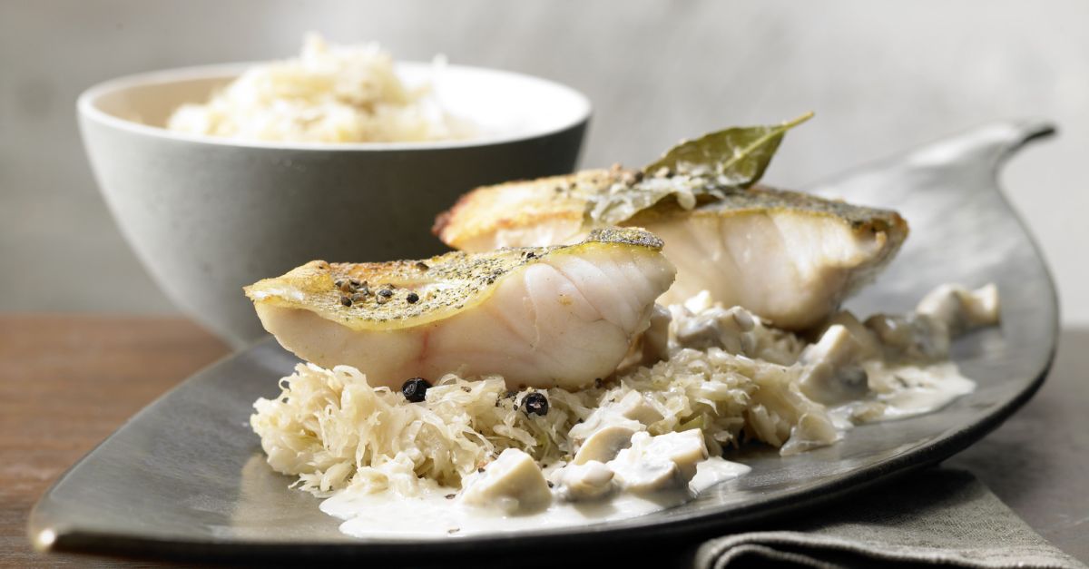 Zander mit Sauerkraut Rezept | EAT SMARTER